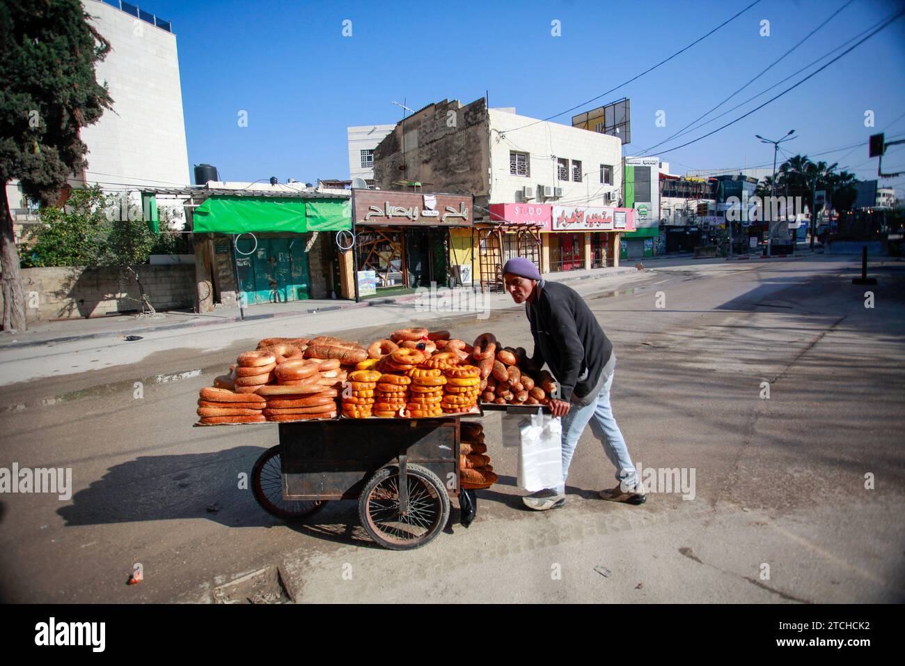 Jenin, Palestine. 12th Dec, 2023. A Palestinian street vendor pushes a ...