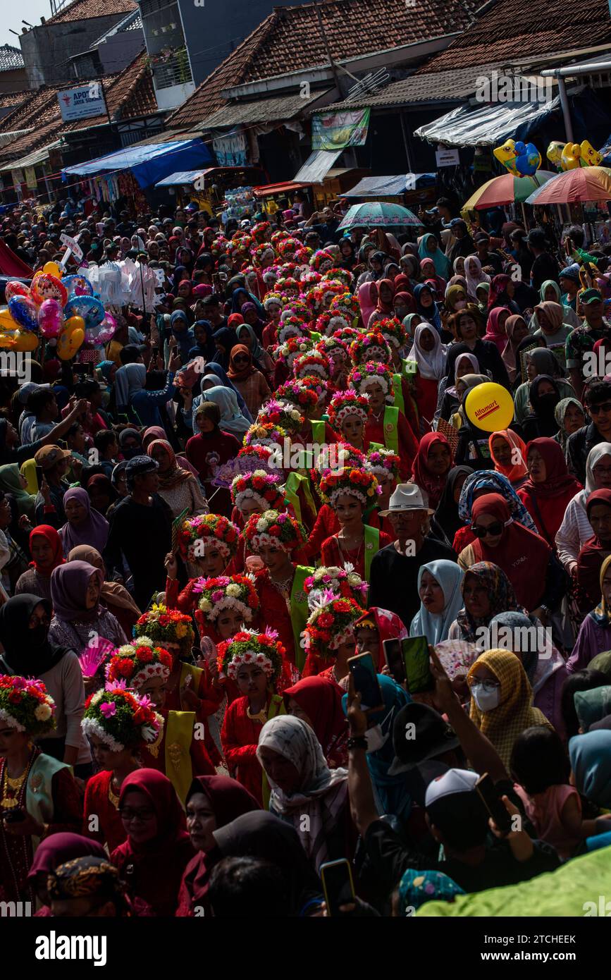 NGAROT FESTIVAL Girls decorated with flowers on their heads participate ...