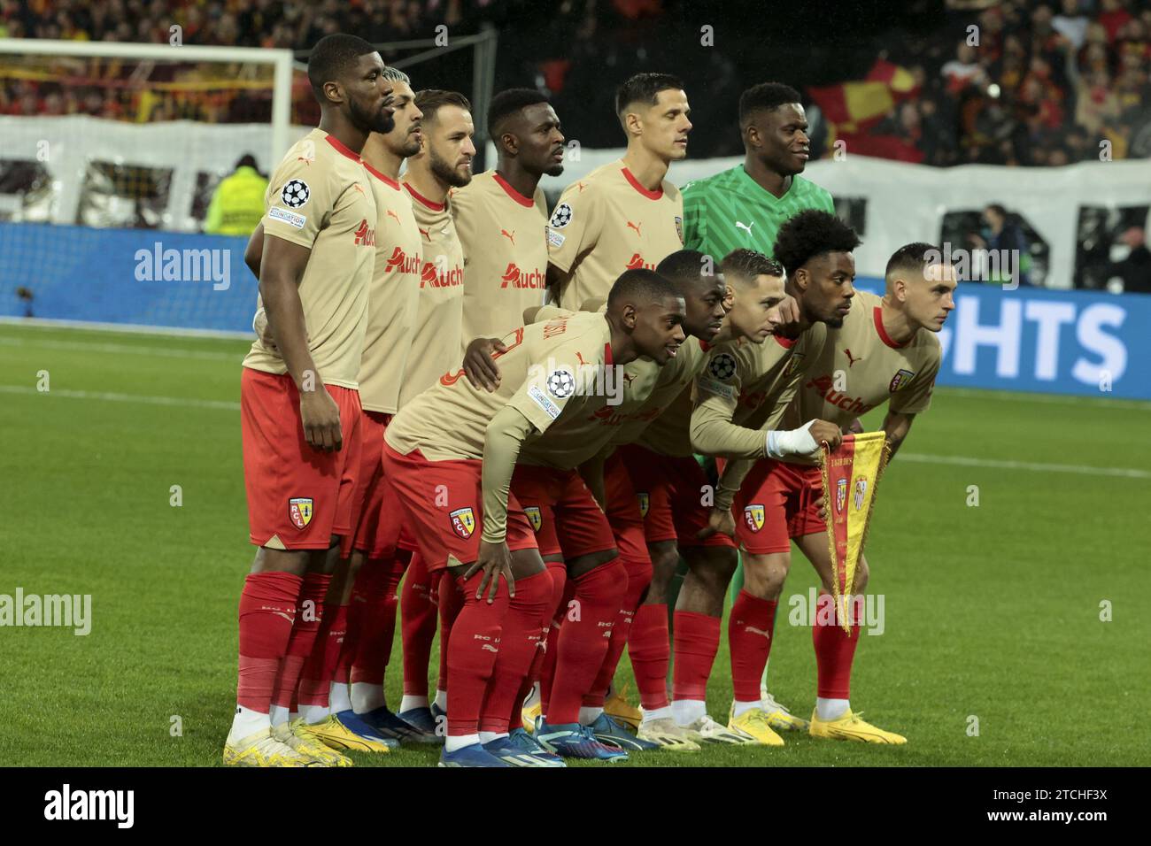 Team of Lens poses before the UEFA Champions League, Group B football ...