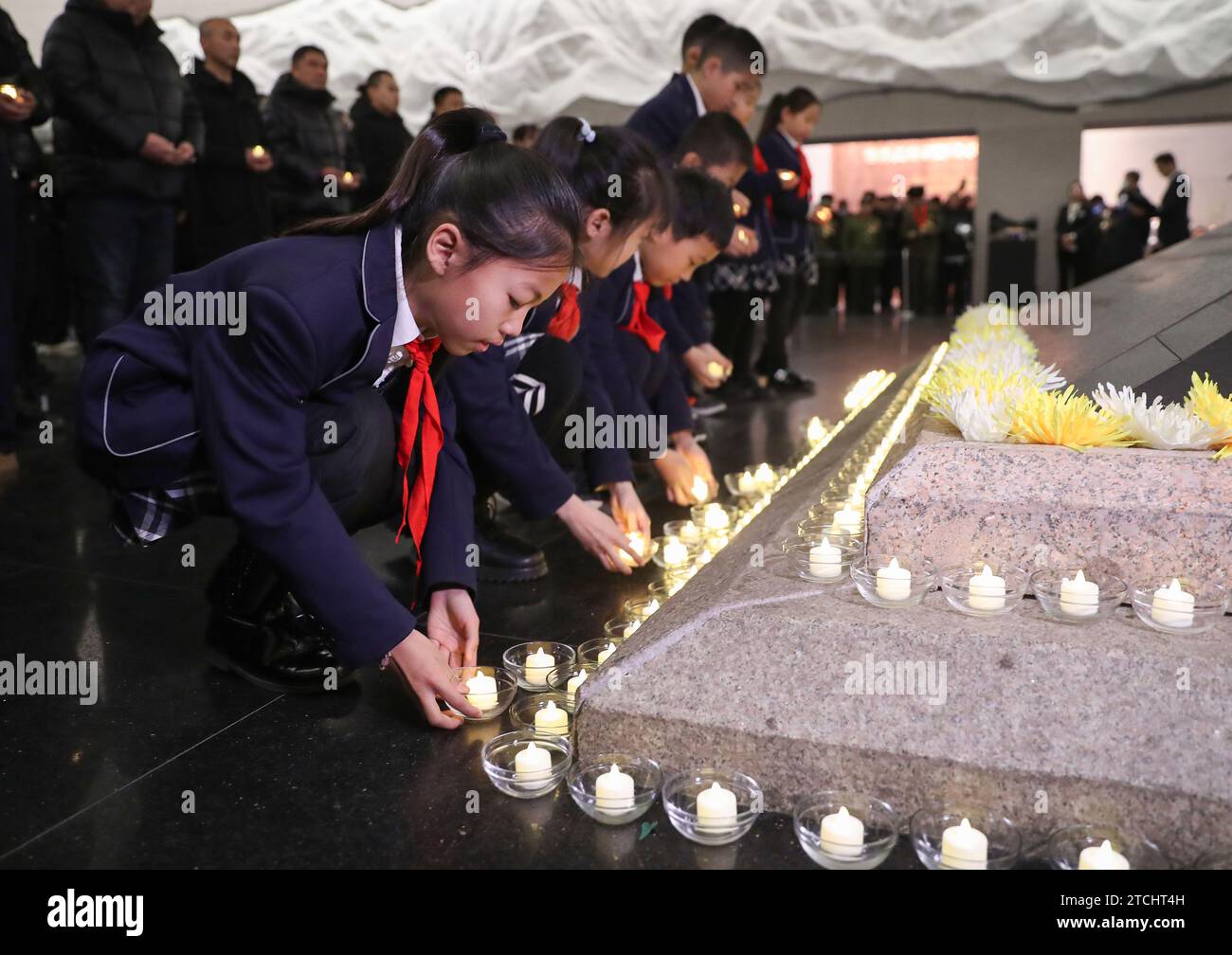 (231213) -- BEIJING, Dec. 13, 2023 (Xinhua) -- Students light candles ...