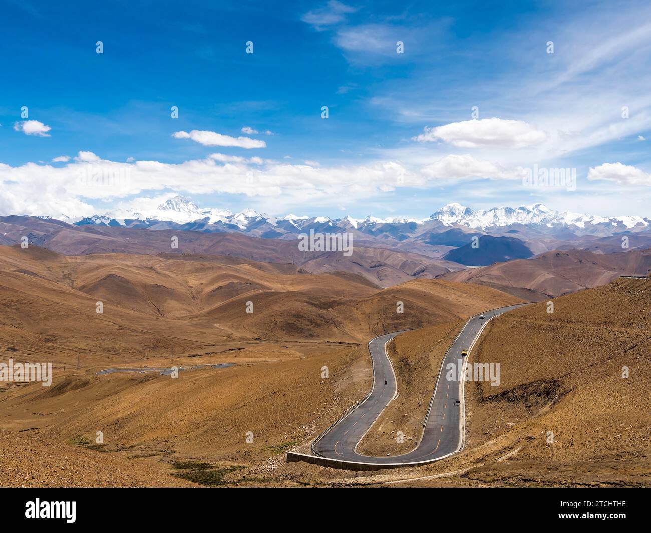 Road to the mountain range of the eight-thousanders, highlands of Tibet ...