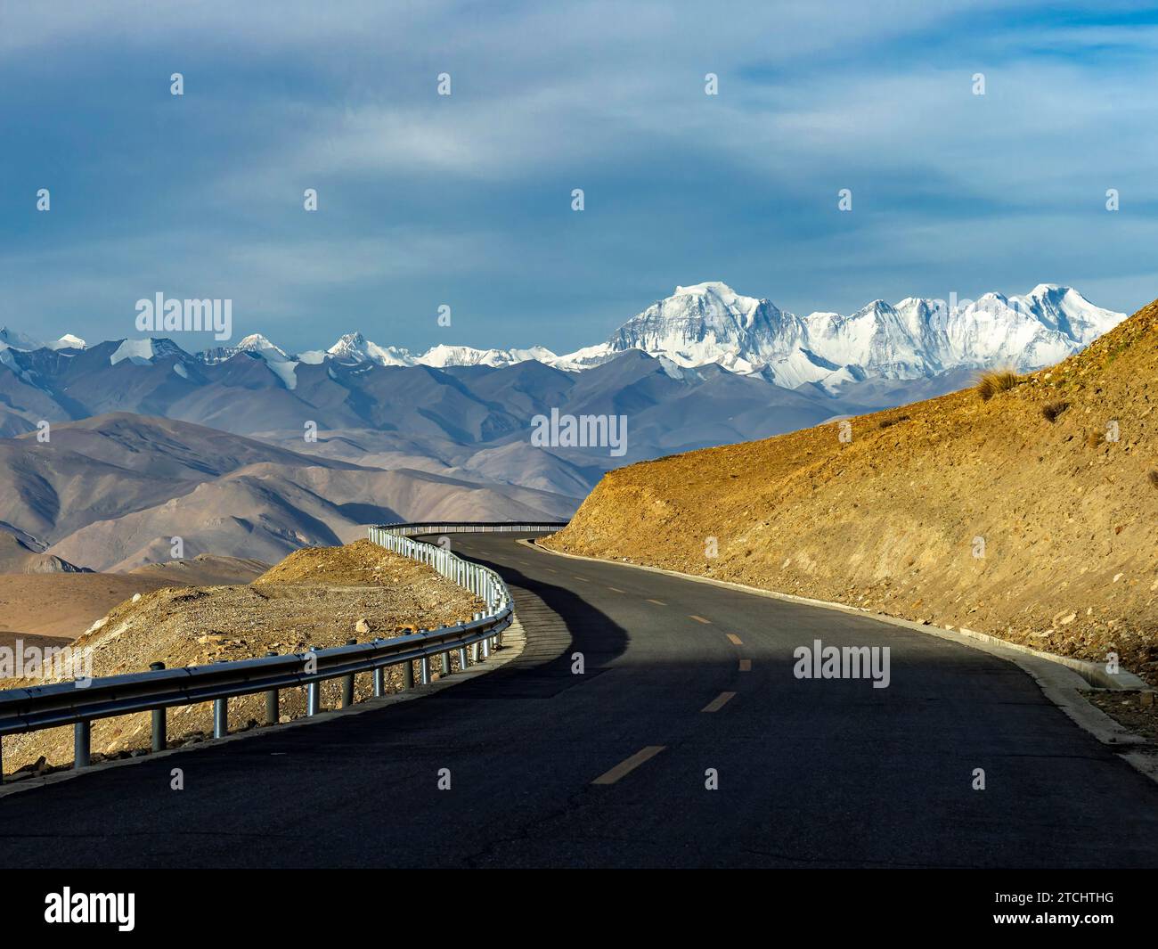Road with a view of the mountain range of the eight-thousand metre ...