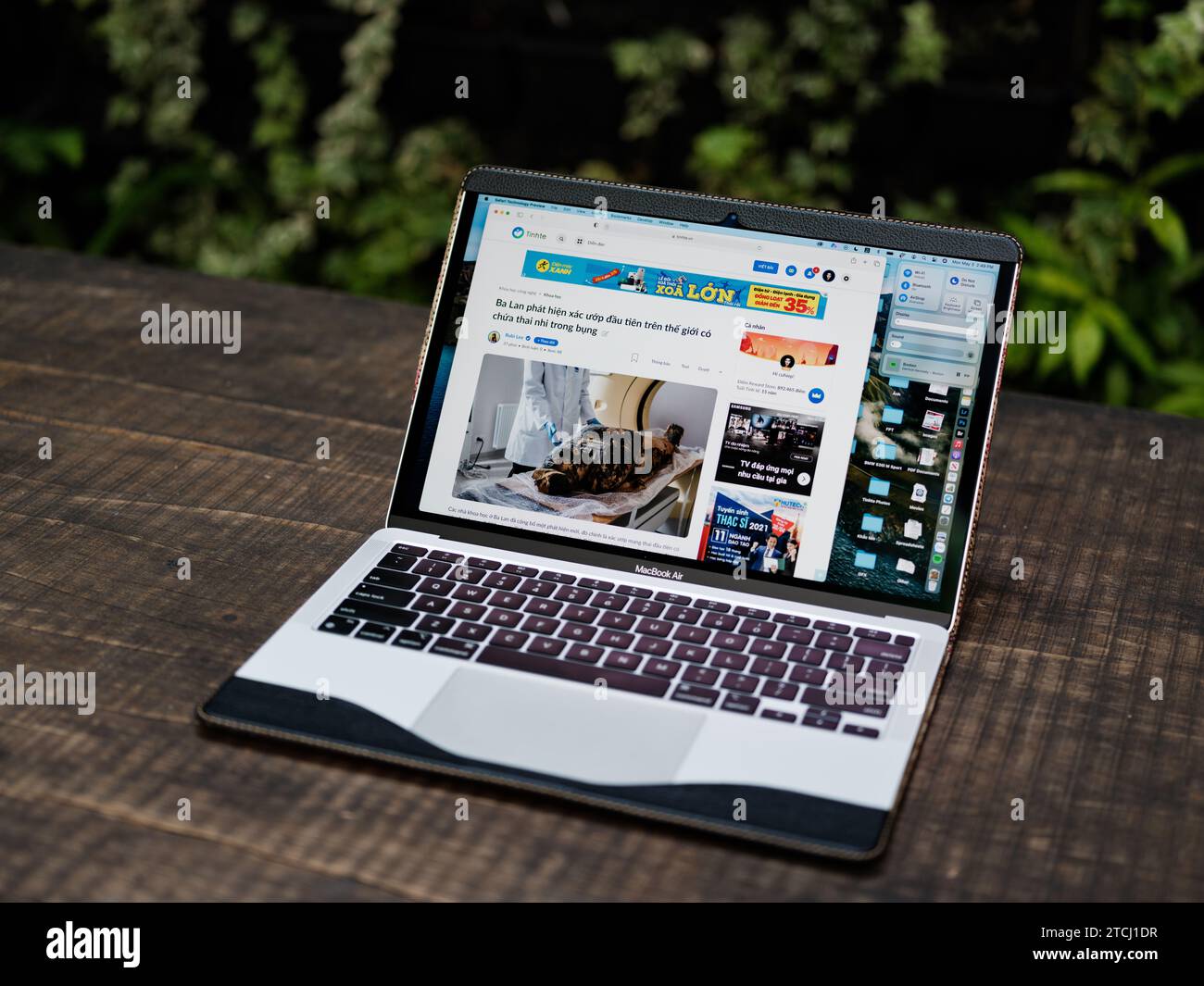 Macbook air m1 hi-res stock photography and images - Alamy