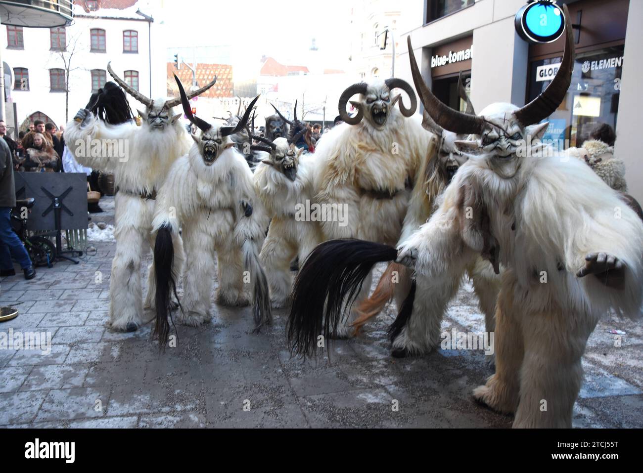 Krampuslauf Teilnehmer Menchen 10.12.2023 Dultstrasse Christkindlmarkt ...