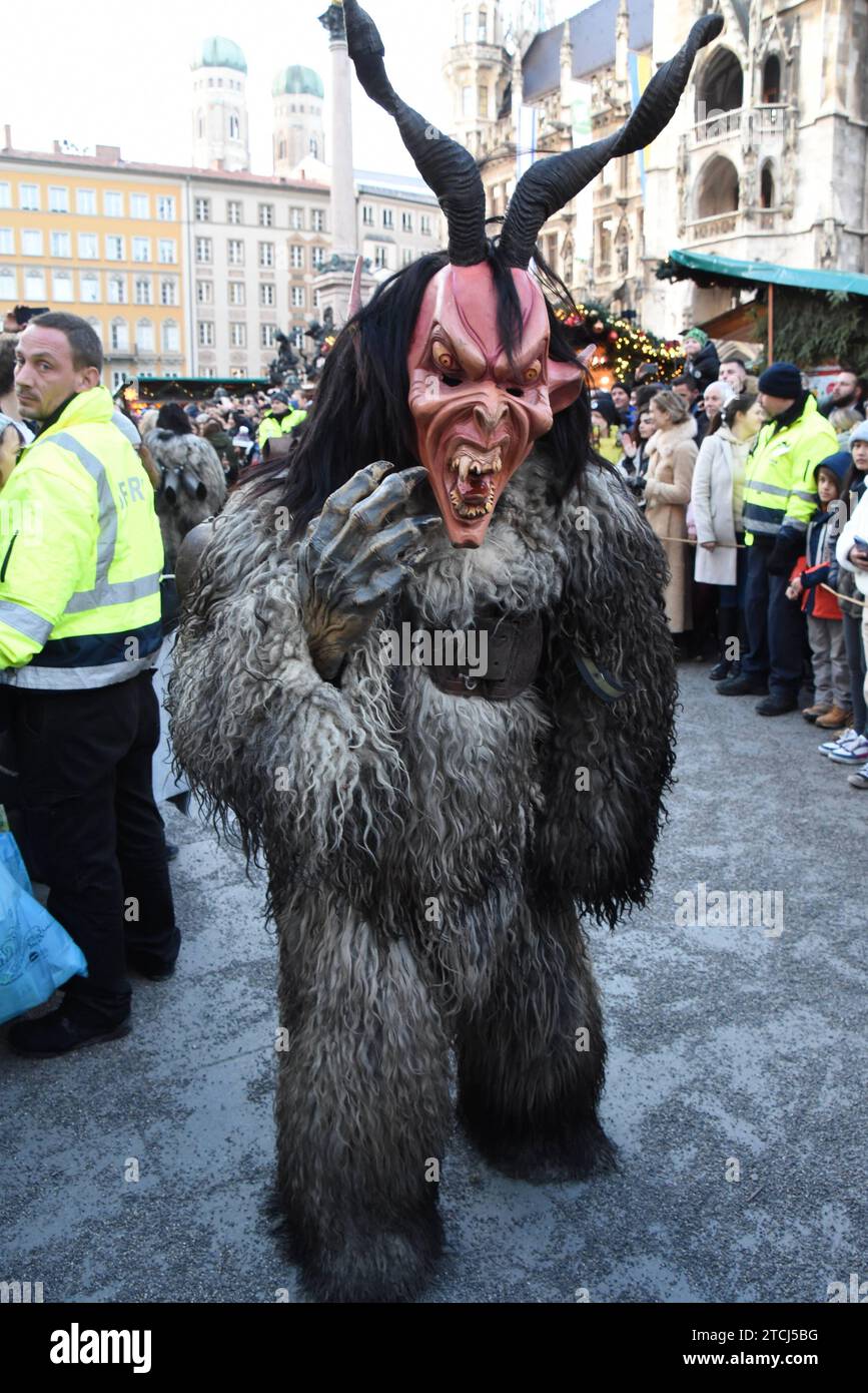Krampuslauf Teilnehmer Menchen 10.12.2023 Marienplatz Christkindlmarkt ...