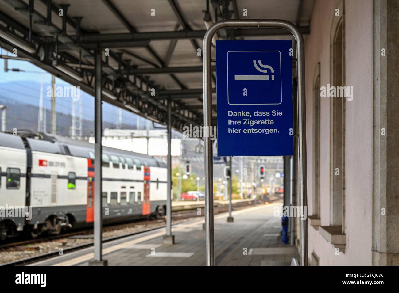 Railway station No smoking zone sign Stock Photo - Alamy