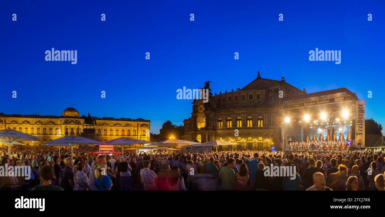 Dresden City Festival on the Theaterplatz Stock Photo - Alamy