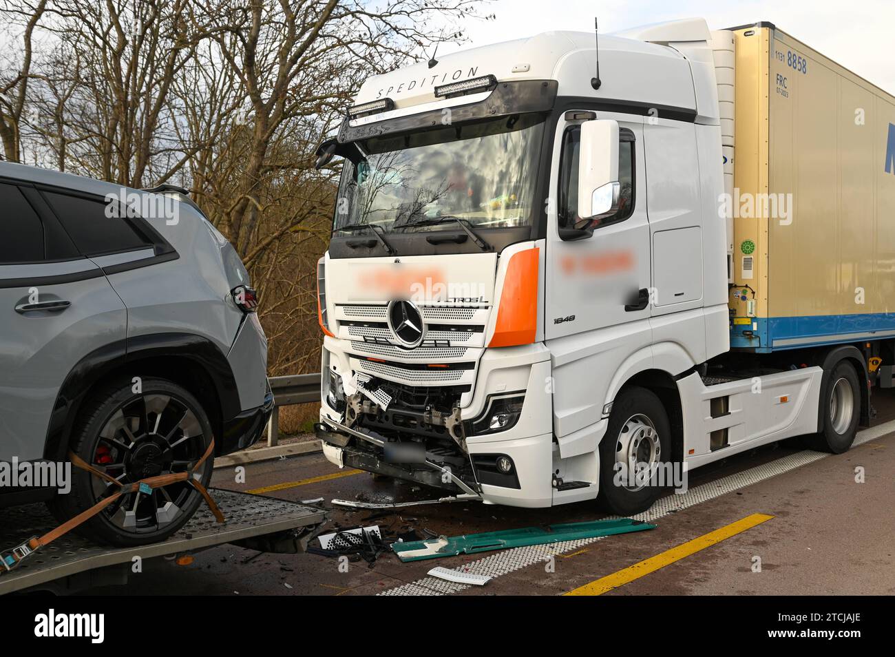 A9/Schkeuditz - Vier Lkw und Pkw bei Unfall auf der A9 involviert - 3 Verletzte 11.12.2023 gegen ...
