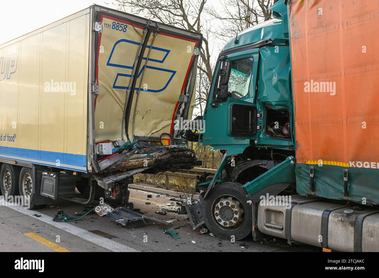 A9/Schkeuditz - Vier Lkw und Pkw bei Unfall auf der A9 involviert - 3 Verletzte 11.12.2023 gegen ...