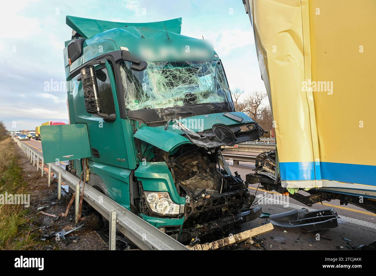 A9/Schkeuditz - Vier Lkw und Pkw bei Unfall auf der A9 involviert - 3 Verletzte 11.12.2023 gegen ...