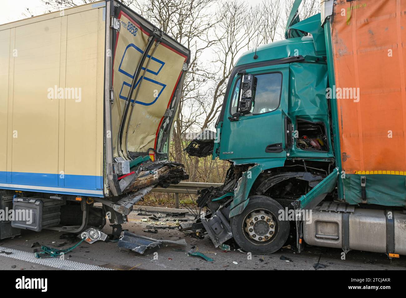 A9/Schkeuditz - Vier Lkw und Pkw bei Unfall auf der A9 involviert - 3 Verletzte 11.12.2023 gegen ...