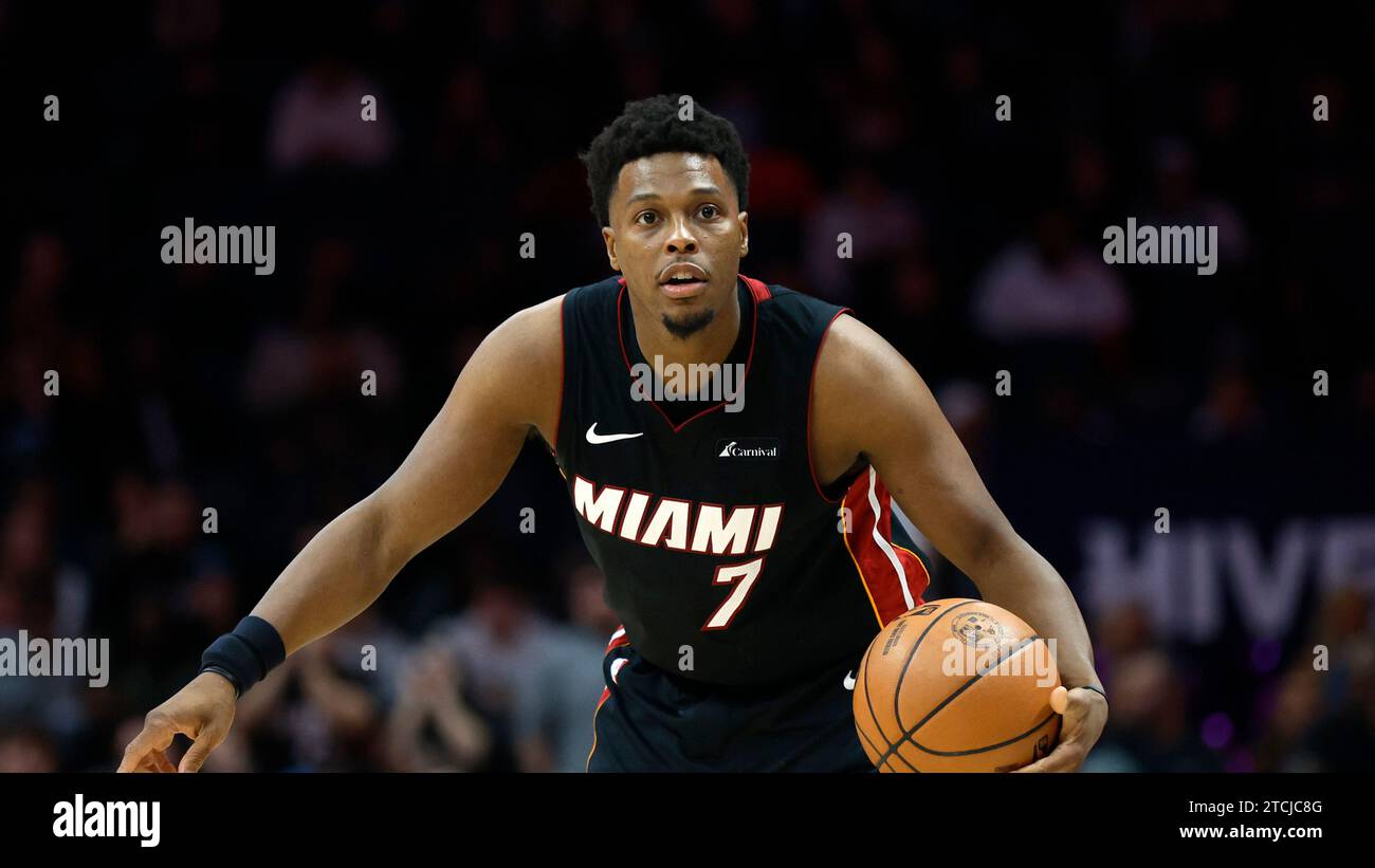 Miami Heat guard Kyle Lowry (7) runs the offense against the Charlotte ...