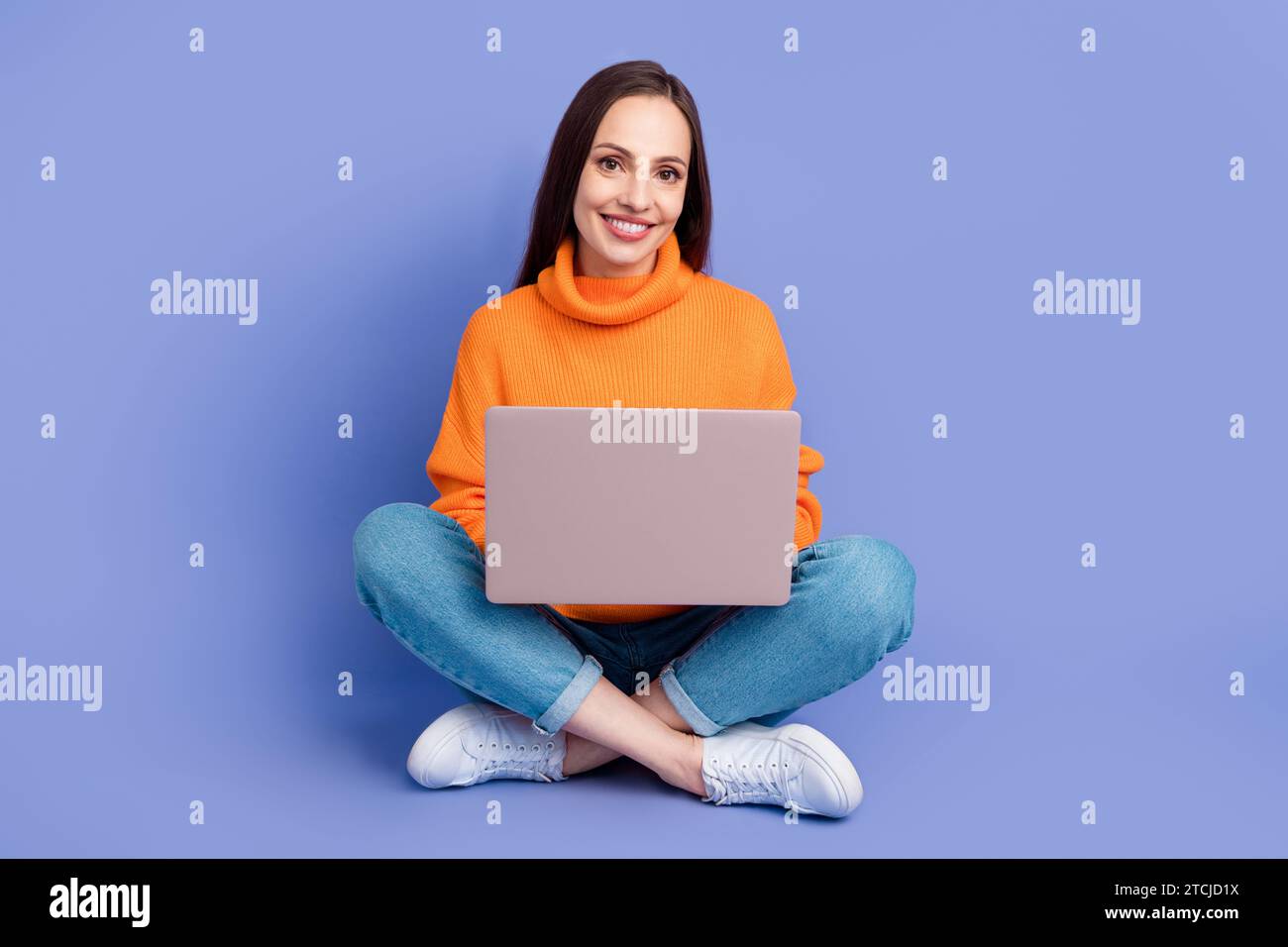 Full body size photo of cheerful young smiling woman in coworking ...