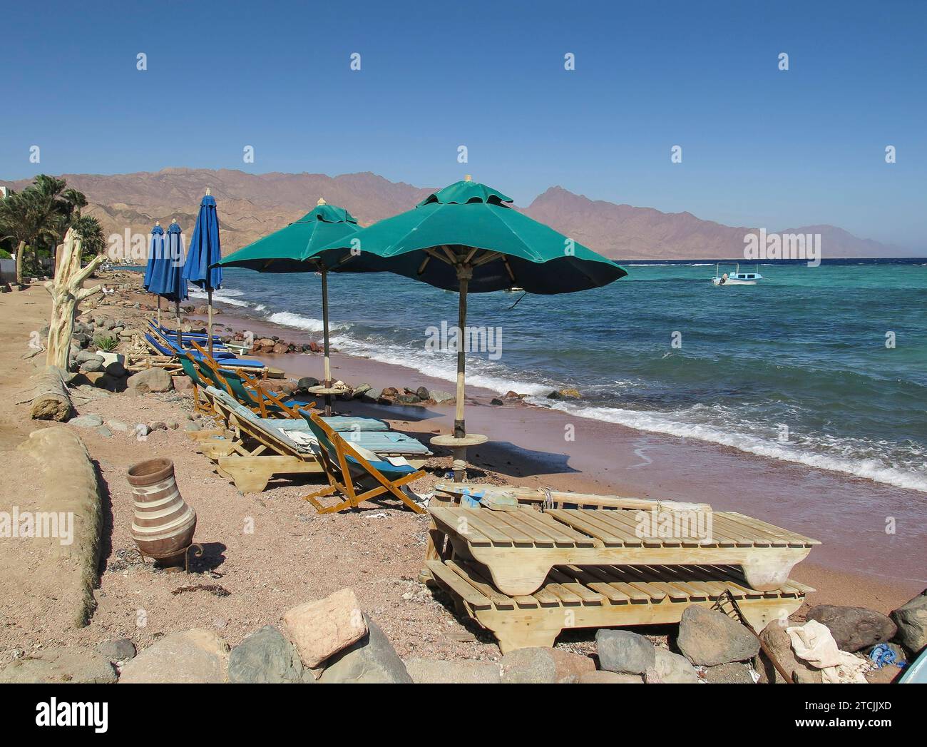 Leere strandliegen hi-res stock photography and images - Alamy