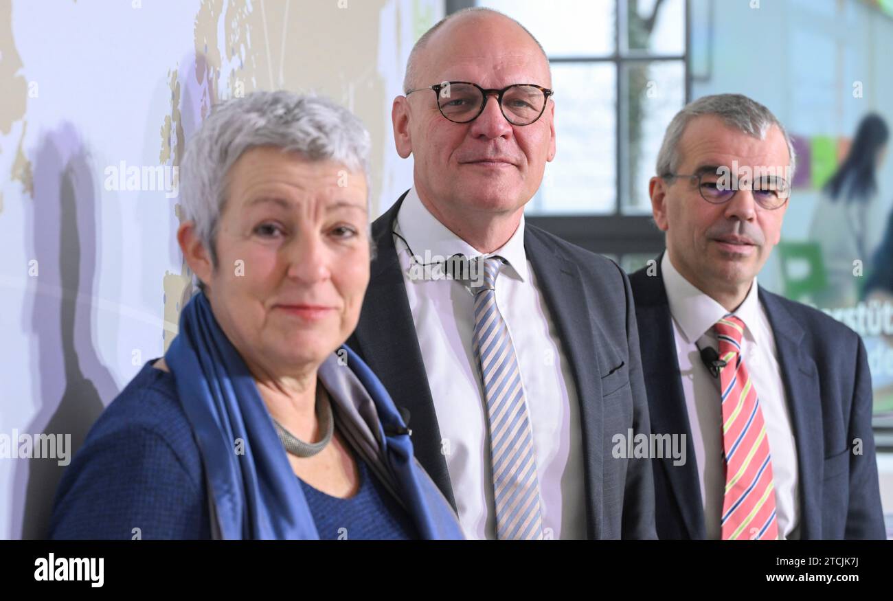 Berlin, Germany. 13th Dec, 2023. Carola Lentz (l-r), president of the Goethe-Institut, Johannes ...