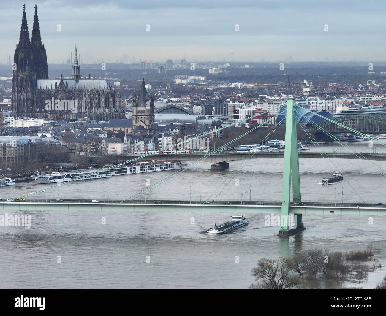 Cologne, Germany. 13th Dec, 2023. The Rhine in Cologne is flooding ...