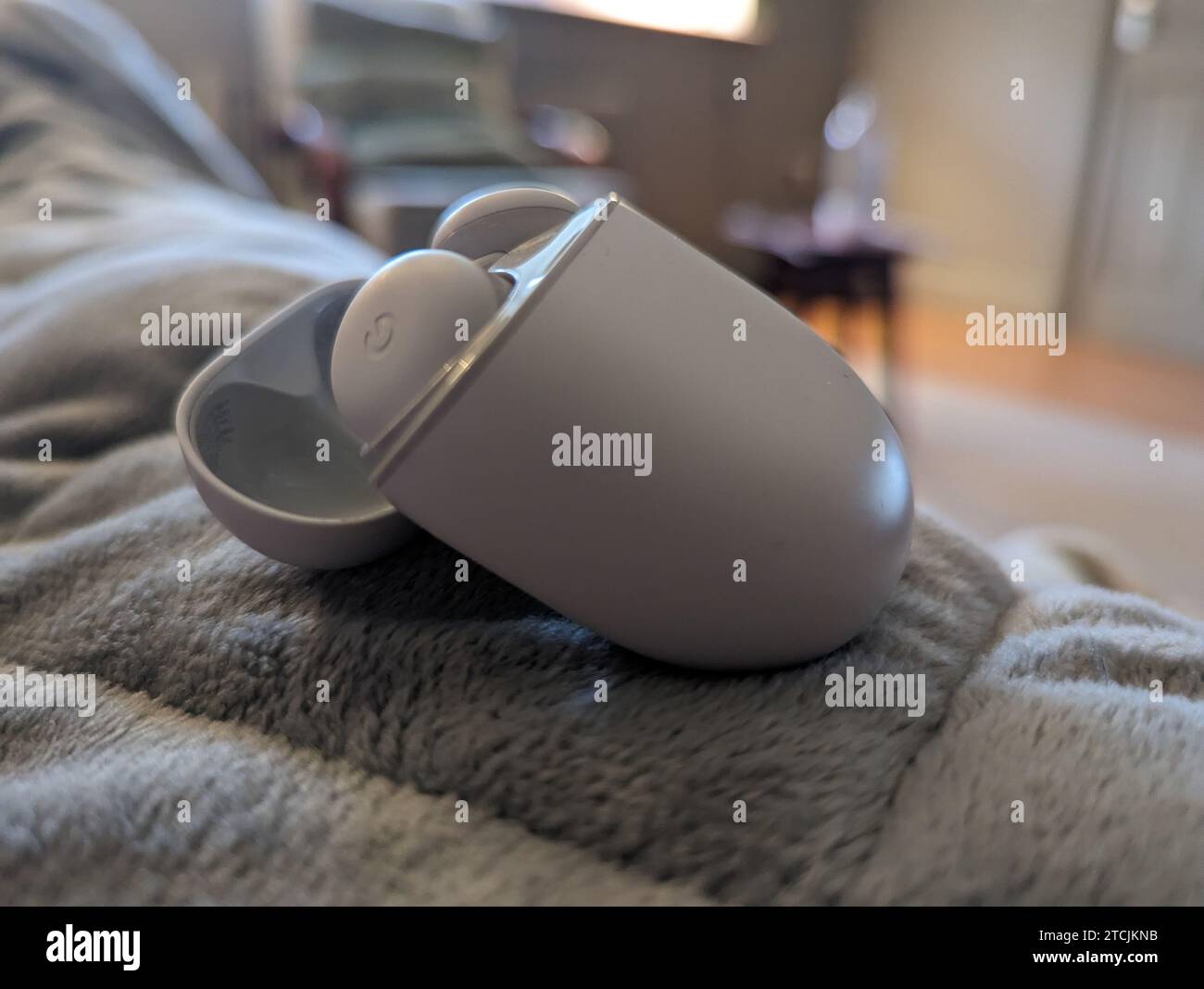Silver earbuds hi-res stock photography and images - Alamy