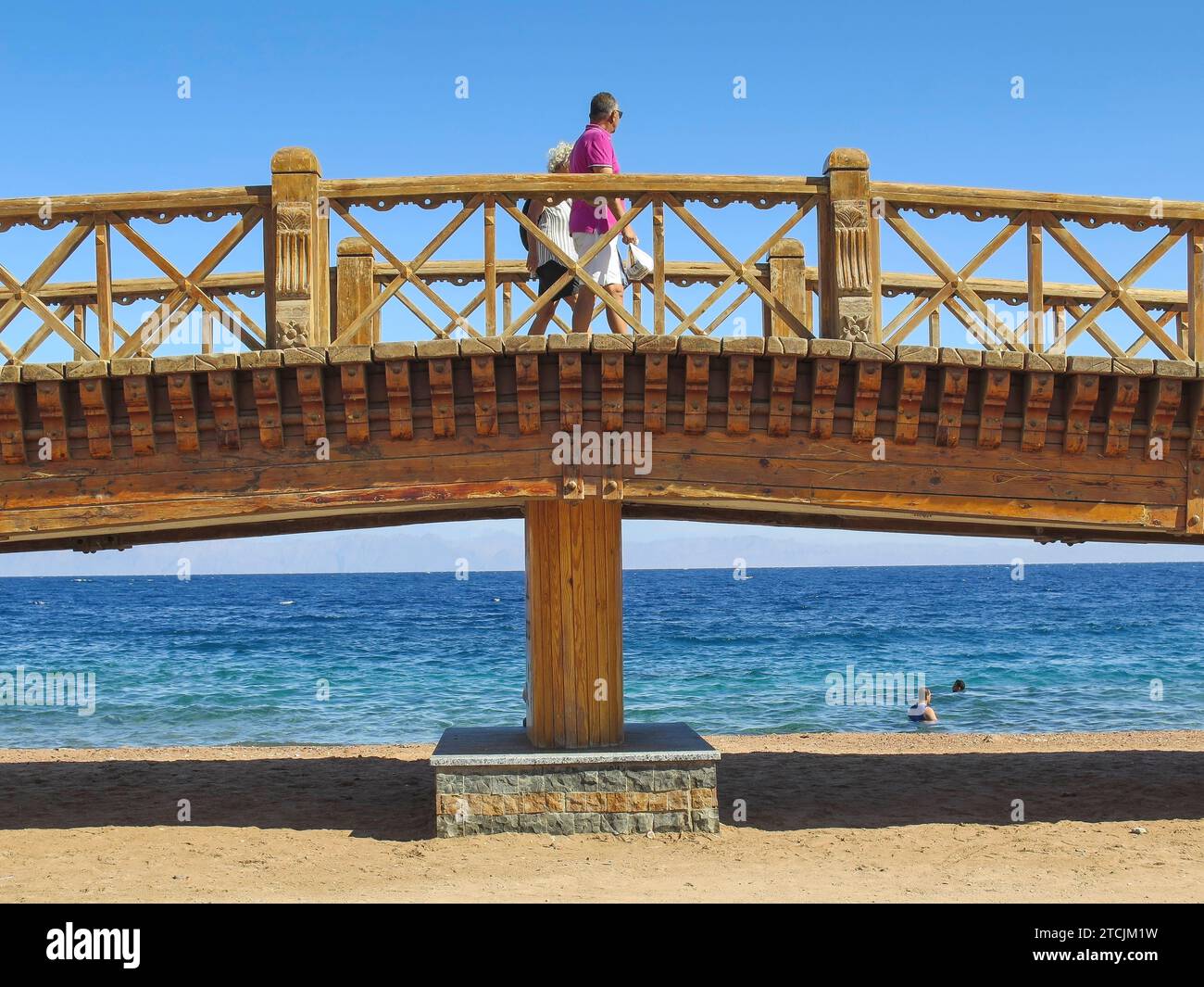 Brücke an Strand, Dahab, Sinai, Ägypten *** Bridge on the beach, Dahab ...
