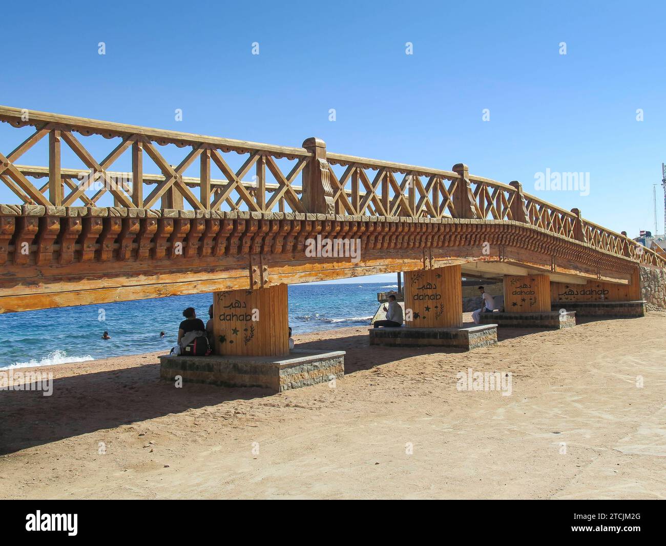 Brücke an Strand, Dahab, Sinai, Ägypten *** Bridge on the beach, Dahab ...