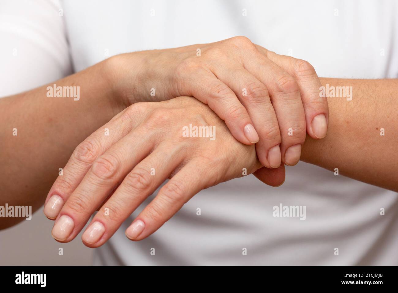 Woman hands showing wrist pain Stock Photo - Alamy
