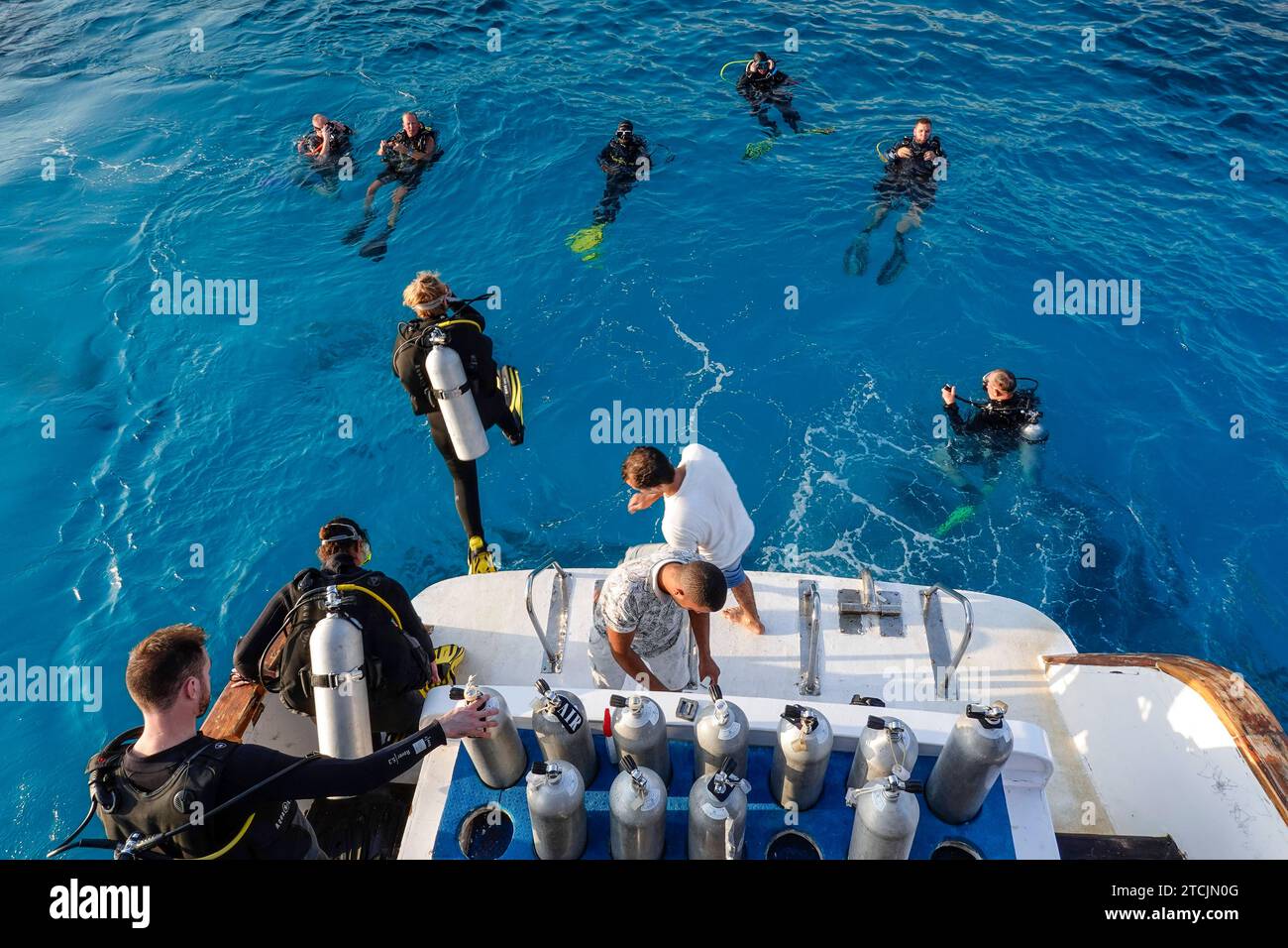 Taucher springen ins Wasser, Heck eines Tauchbootes, Rotes Meer, Scharm ...