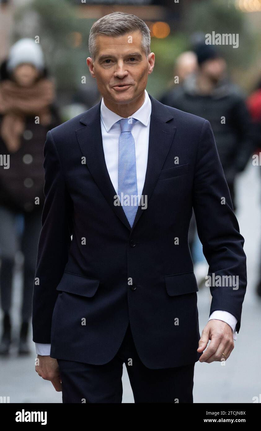 London, UK. 13th Dec, 2023. Transport Secretary Mark Harper, leaves the ...