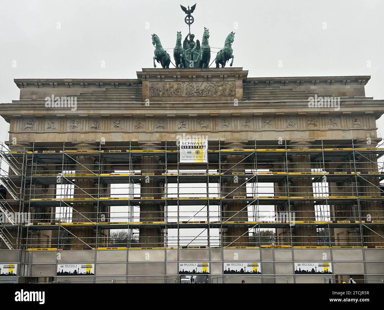 Baugerüst am Brandenburger Tor Berlin *** Scaffolding at the ...