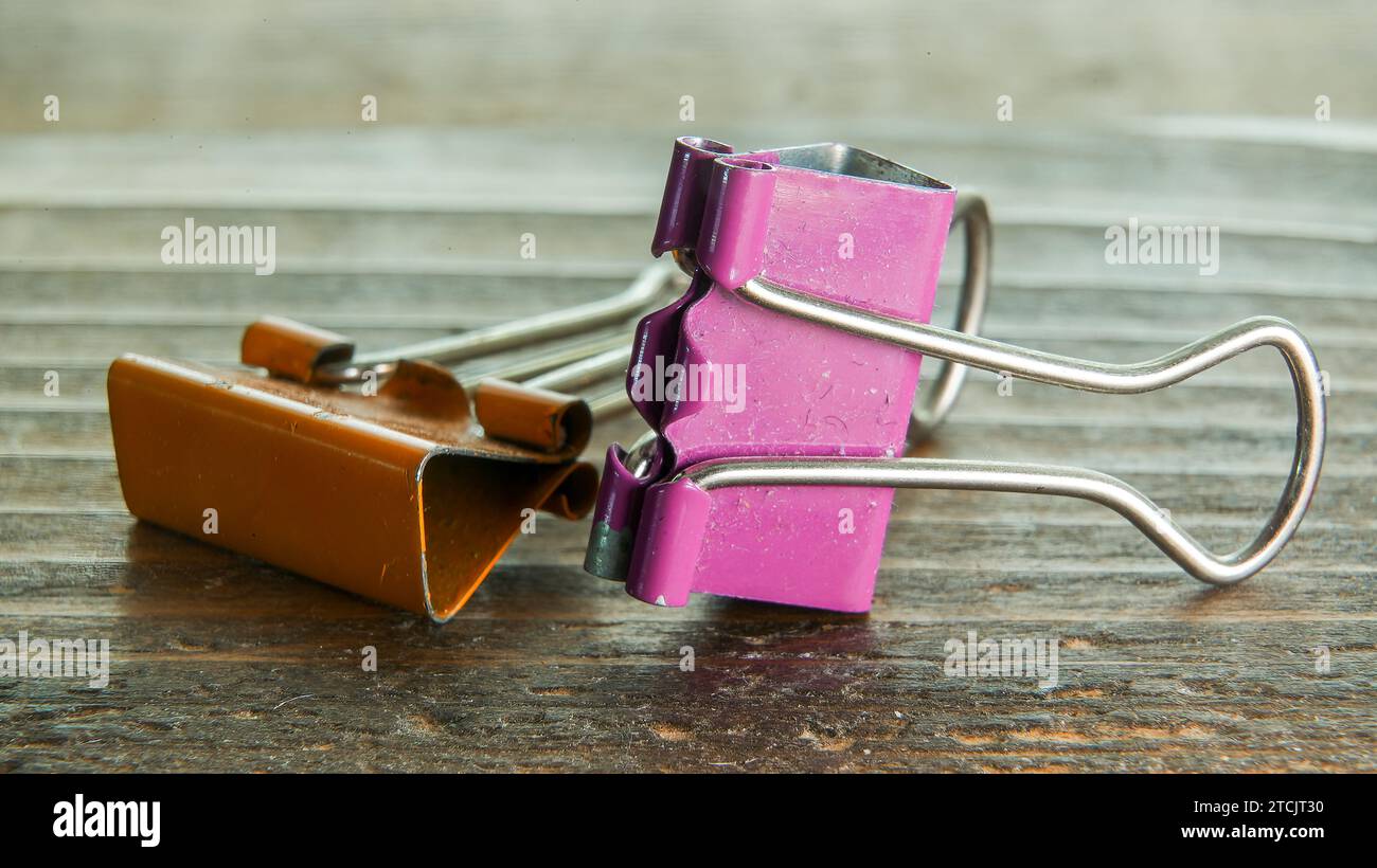 Purple paper clips hi-res stock photography and images - Alamy