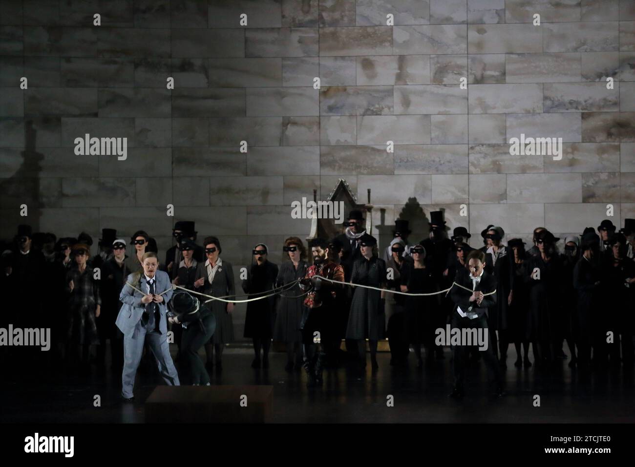 Karis Tucker als Smeton, Riccardo Fassi als Enrico VIII. und Padraic ...