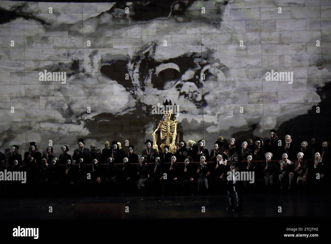 Riccardo Fassi vorn rechts als Enrico VIII. sowie Ensemble während der ...