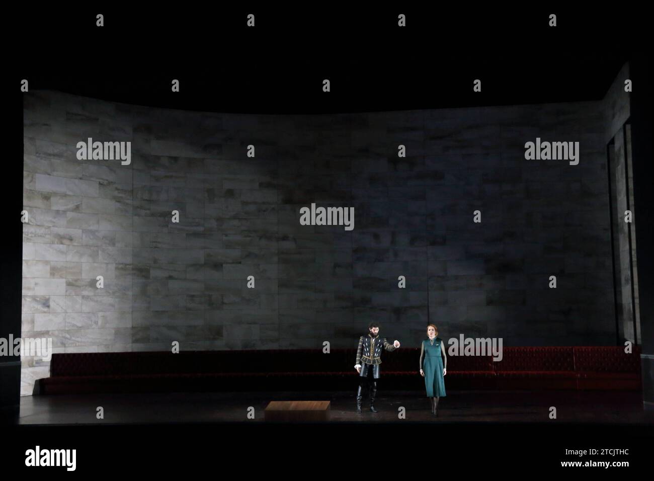 Riccardo Fassi als Enrico VIII. und Vasilisa Berzhanskaya als Giovanna ...