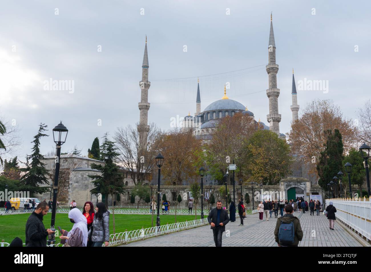 The blue mosque exterior and garden Stock Photo - Alamy