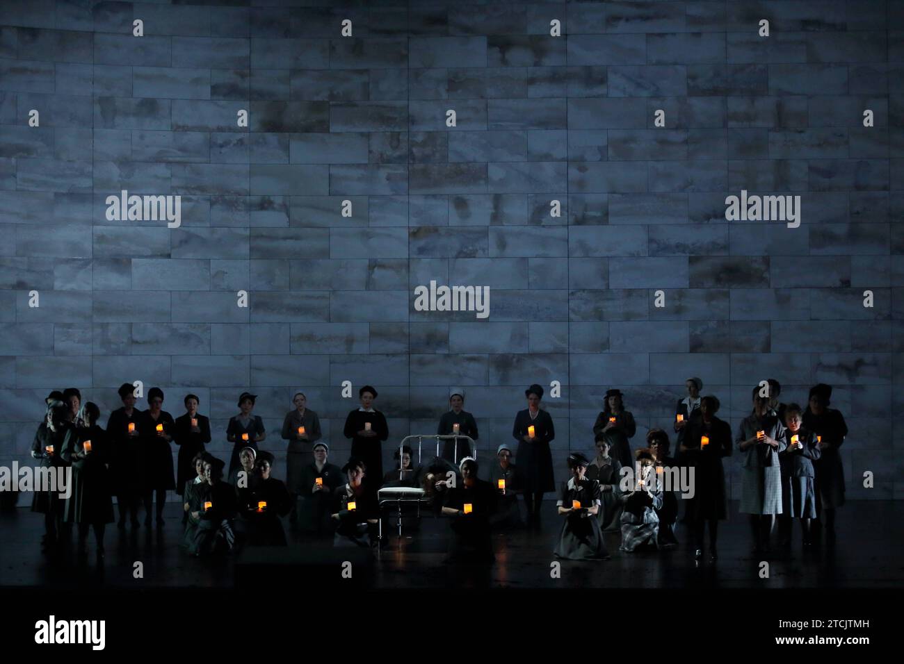 Federica Lombardi mittig liegend als Anna Bolena sowie Ensemble während ...