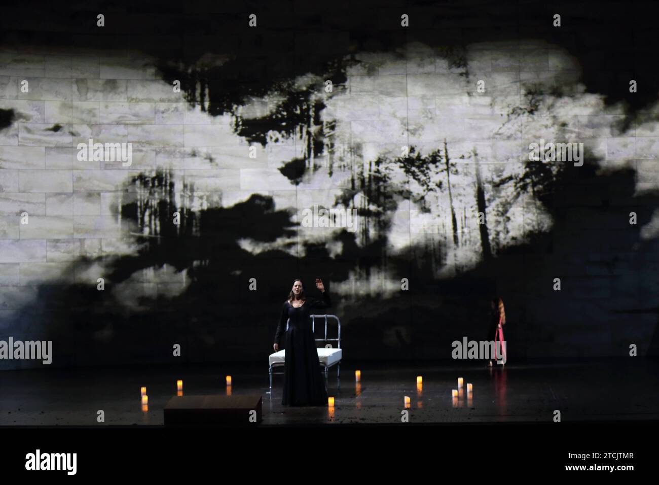 Federica Lombardi als Anna Bolena und eine Kinderstatistin während der ...