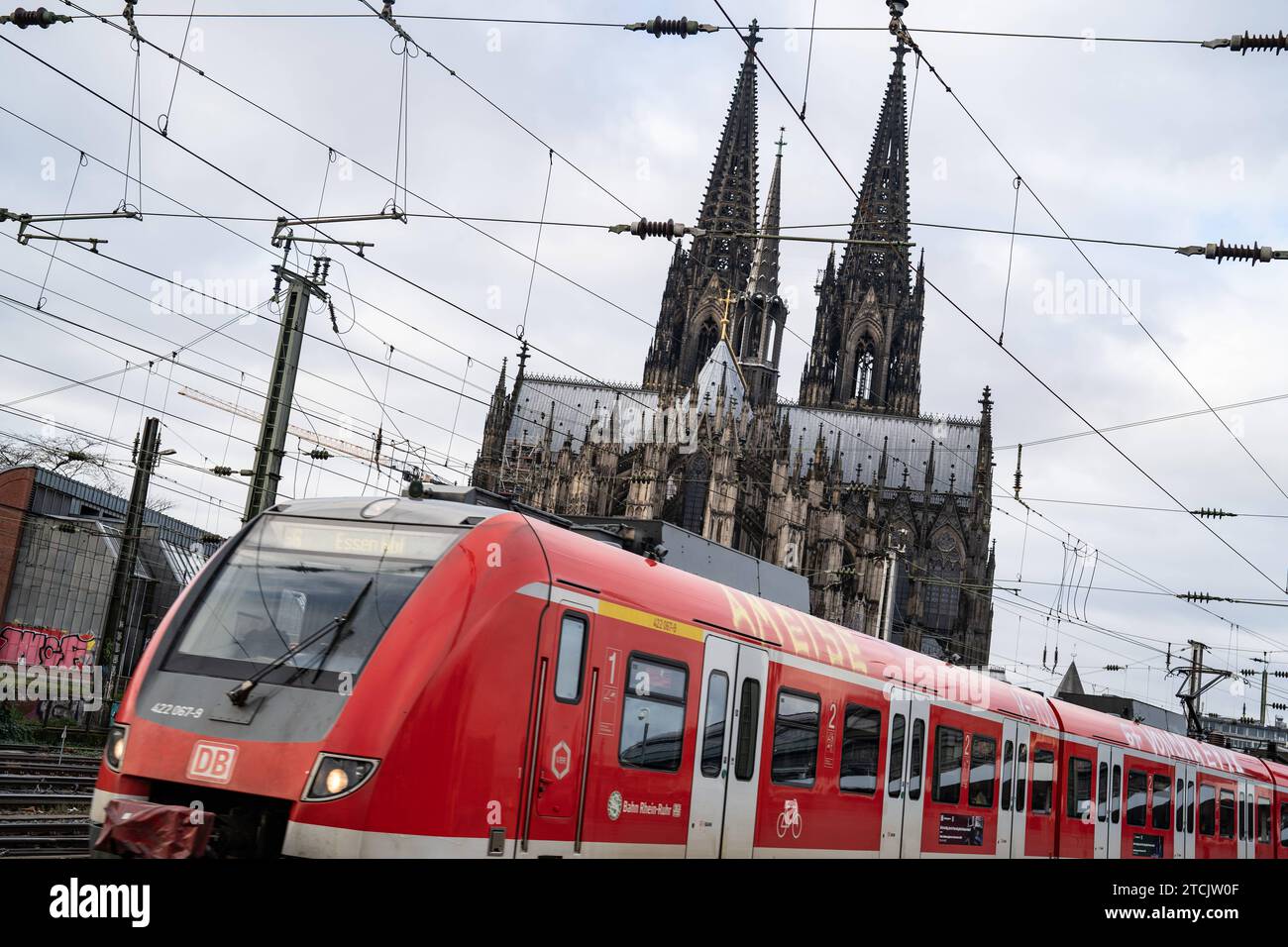 S-Bahn Köln am Kölner Hauptbahnhof mit Dom im HintergrundS-Bahn Köln am ...