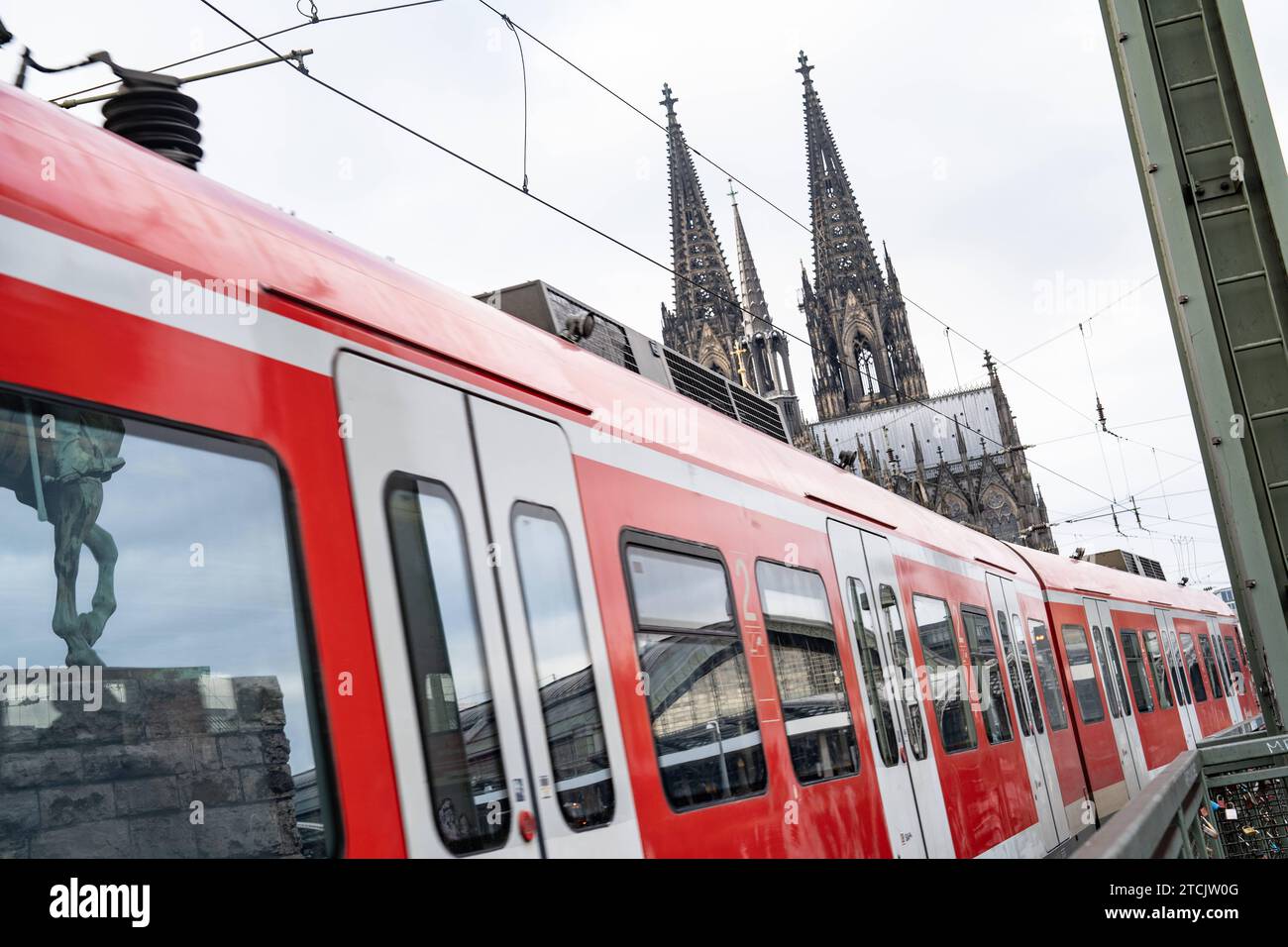 S-Bahn Köln am Kölner Hauptbahnhof mit Dom im HintergrundS-Bahn Köln am ...