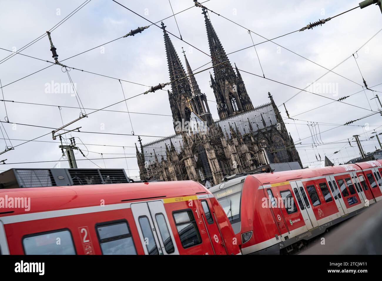 S-Bahn Köln am Kölner Hauptbahnhof mit Dom im HintergrundS-Bahn Köln am ...