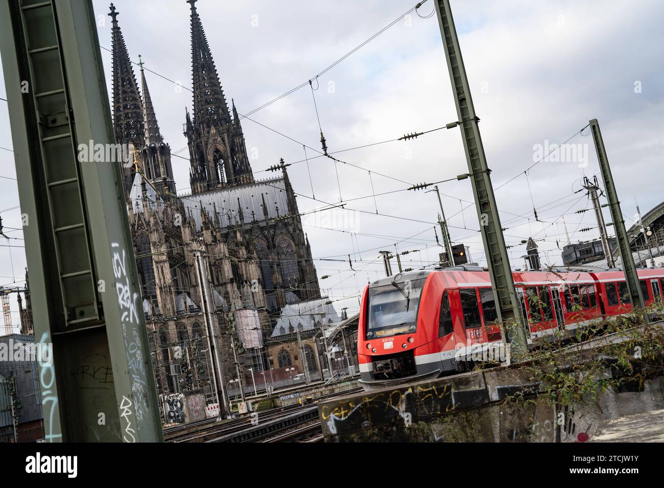S-Bahn Köln am Kölner Hauptbahnhof mit Dom im HintergrundS-Bahn Köln am ...