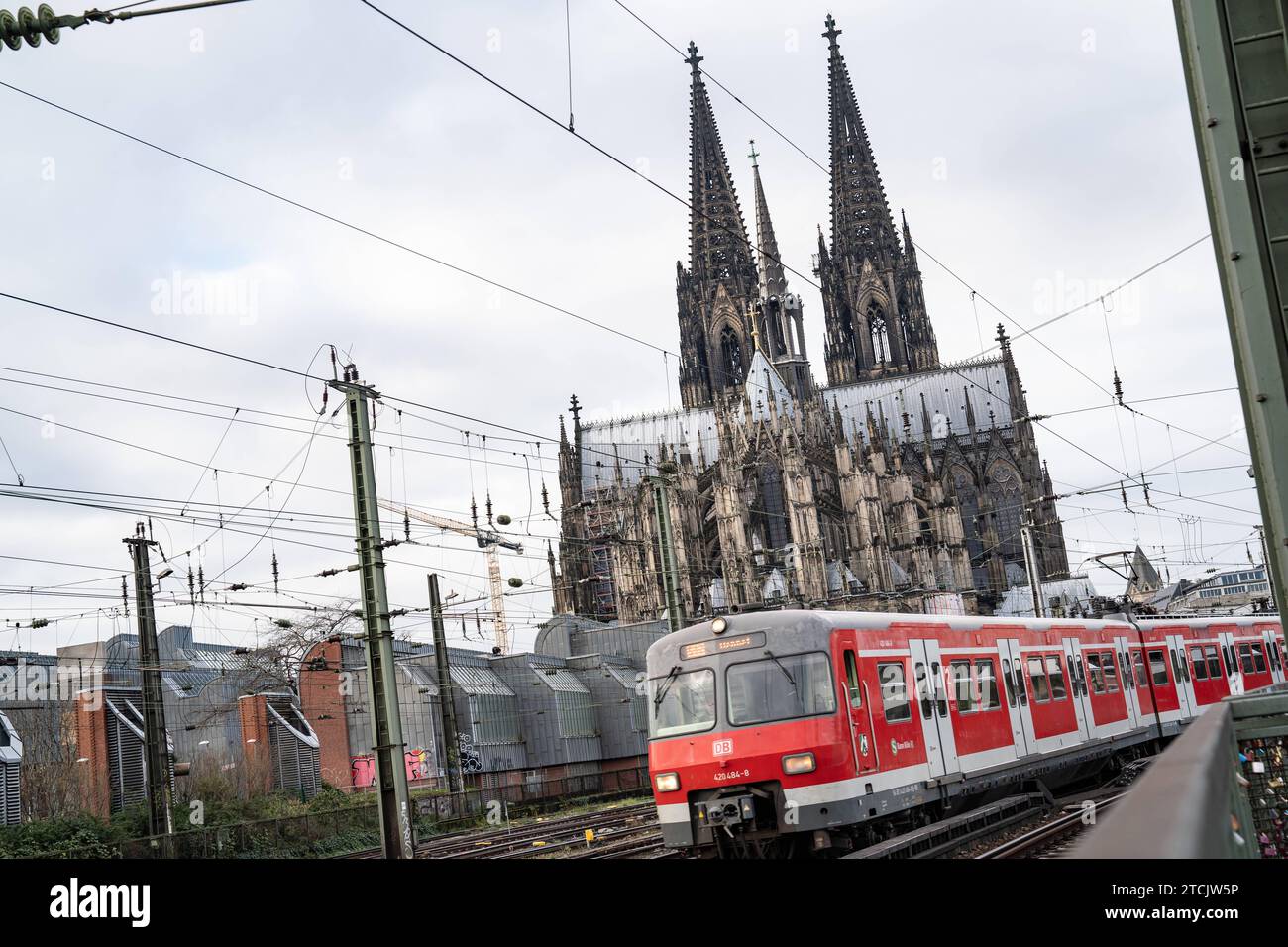 S-Bahn Köln am Kölner Hauptbahnhof mit Dom im HintergrundS-Bahn Köln am ...