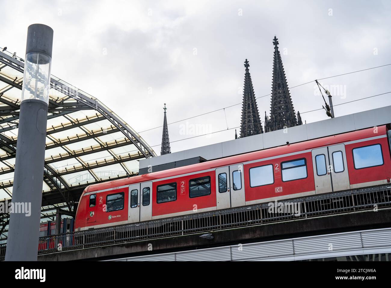 S-Bahn Köln am Kölner Hauptbahnhof mit Dom im HintergrundS-Bahn Köln am ...
