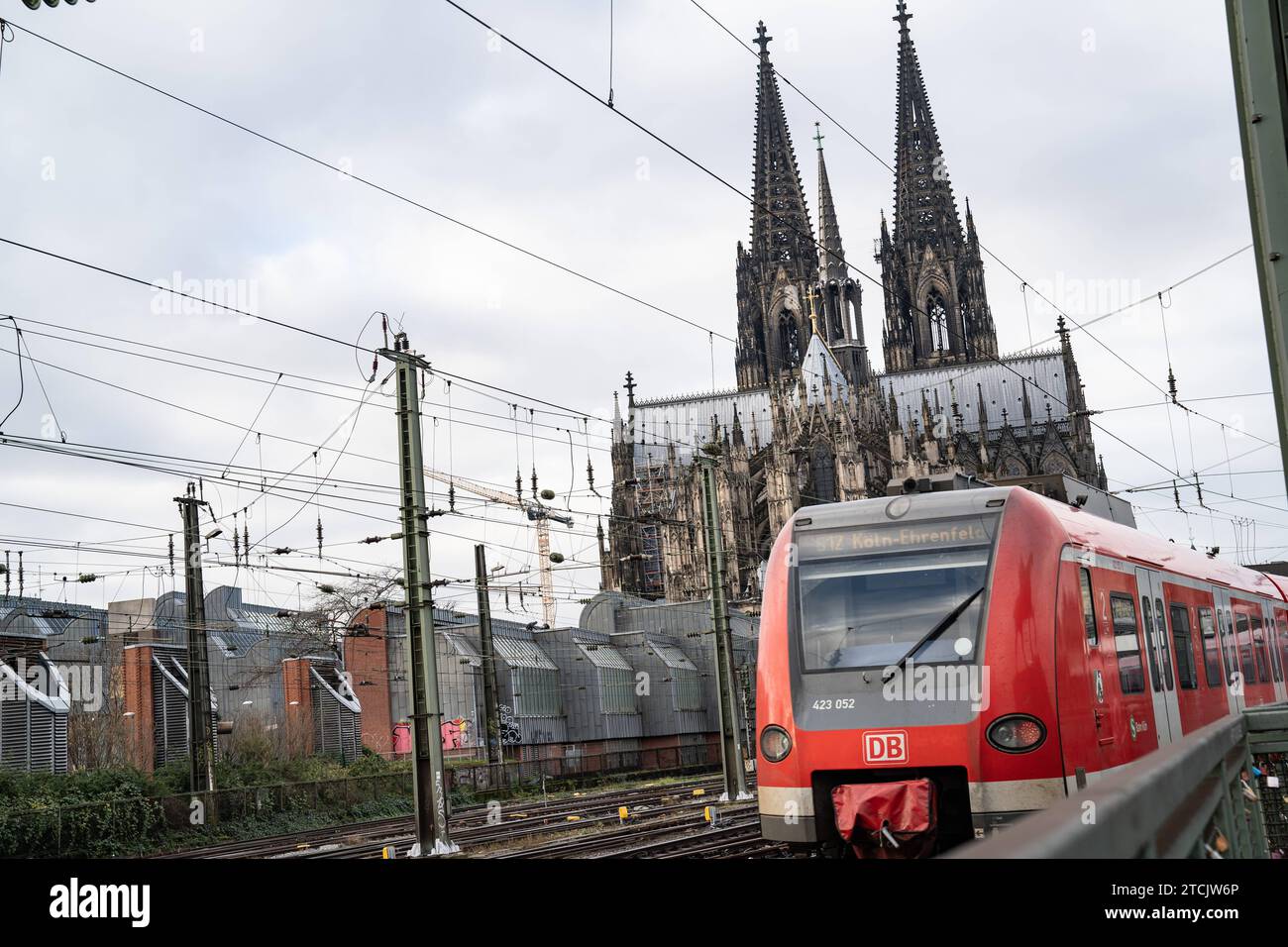 S-Bahn Köln am Kölner Hauptbahnhof mit Dom im HintergrundS-Bahn Köln am ...
