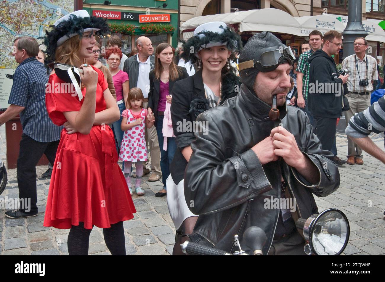 Women candid smoking hi-res stock photography and images - Alamy