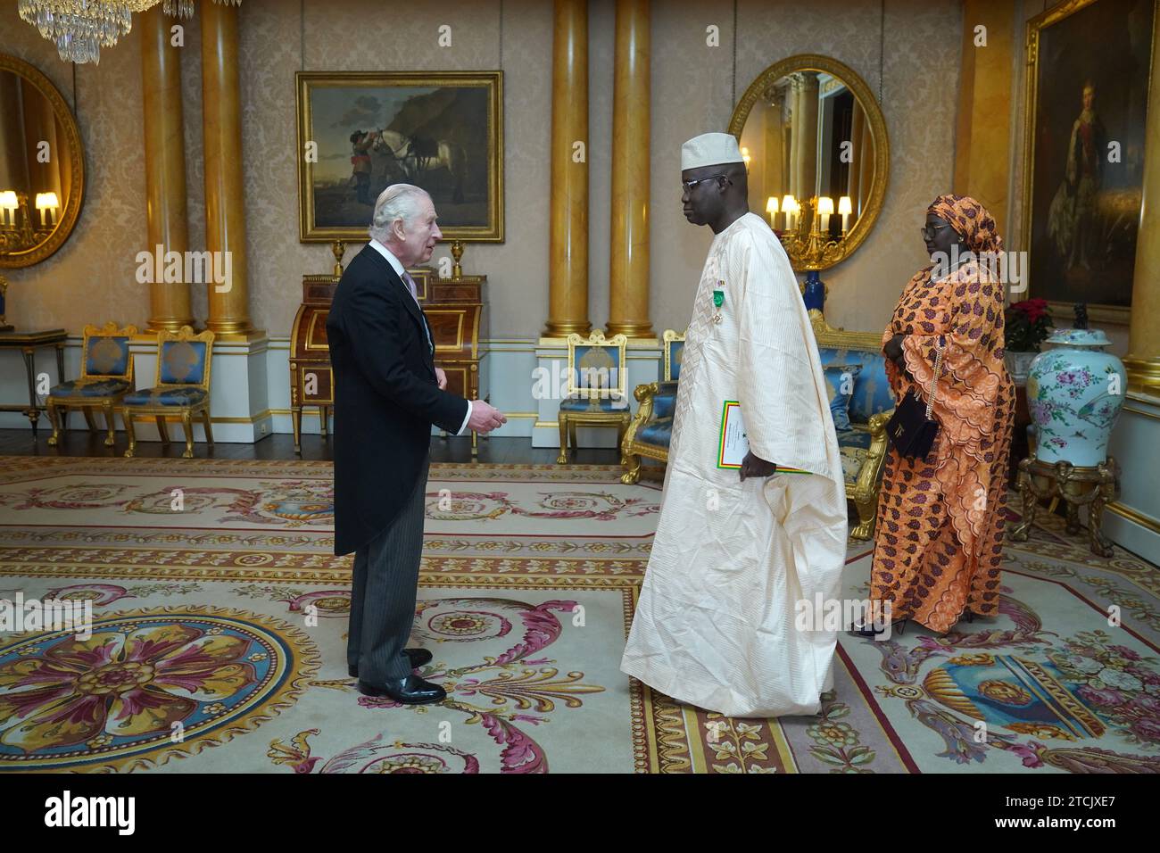 The Ambassador of Senegal, General Cheikh Wade, presents his ...