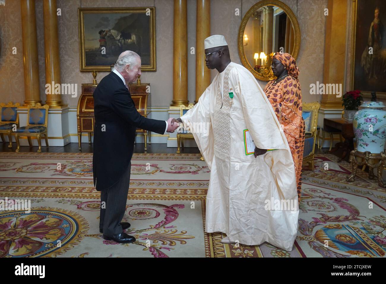 The Ambassador of Senegal, General Cheikh Wade, presents his ...