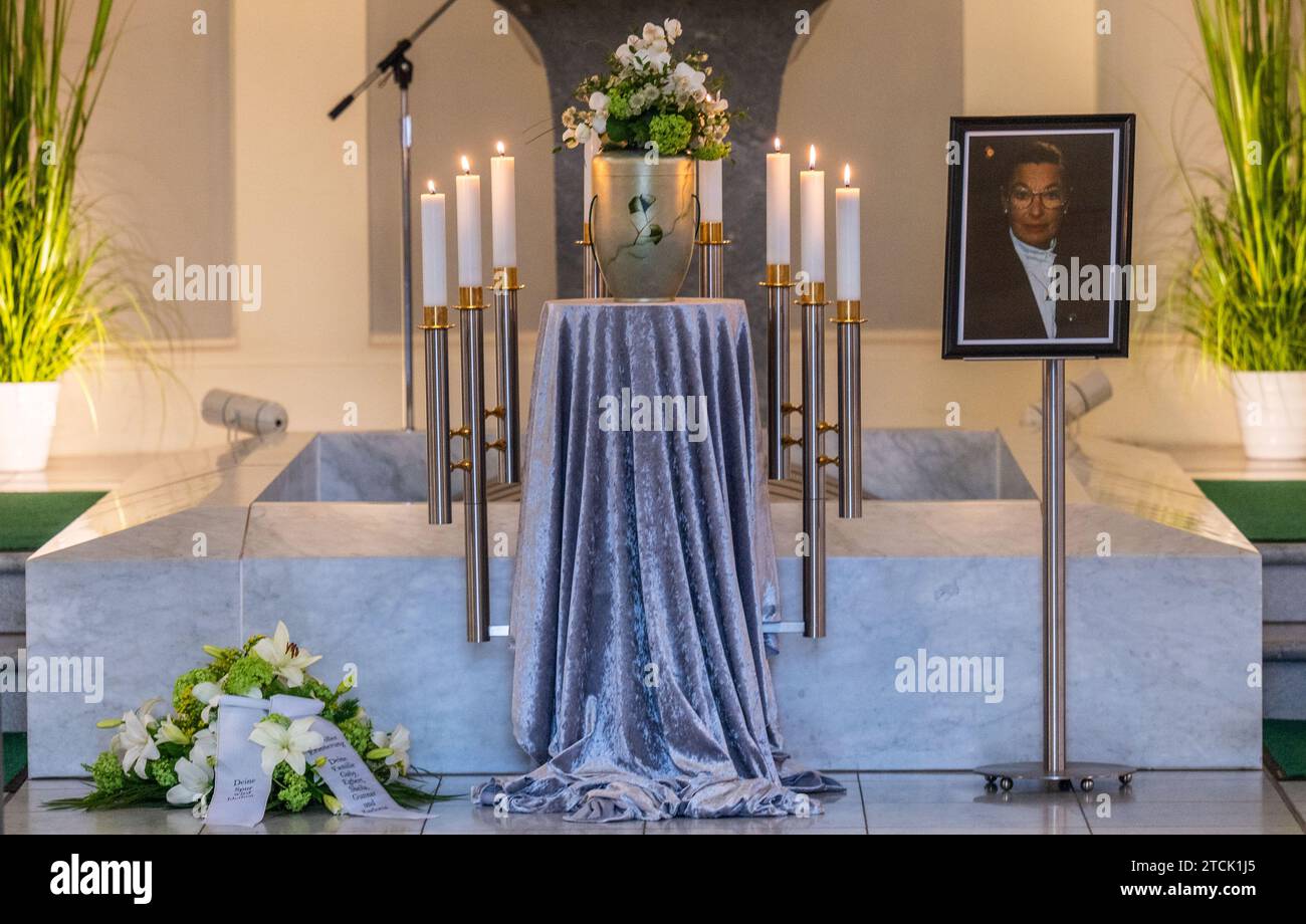 Chemnitz, Germany. 13th Dec, 2023. A portrait of figure skating coach ...