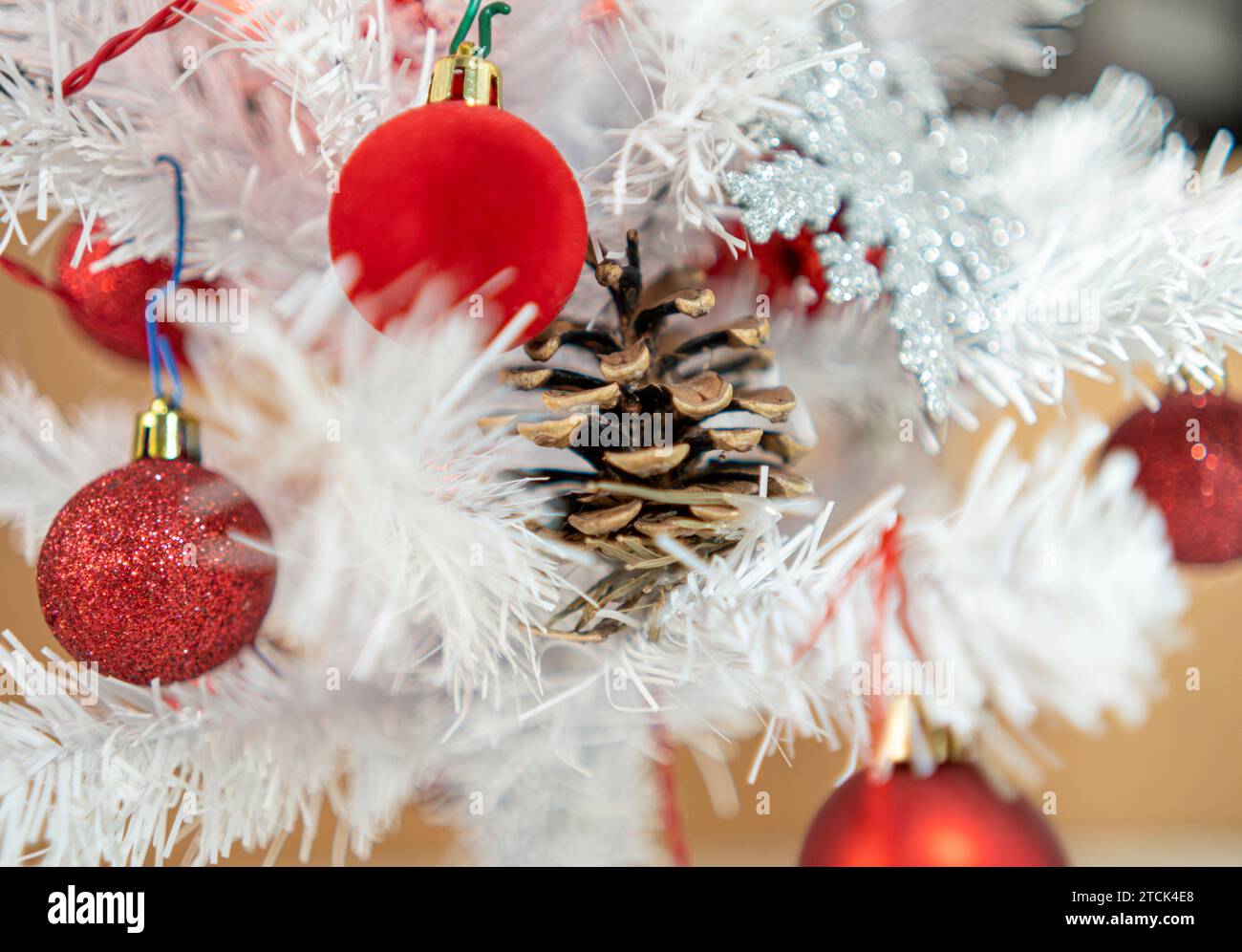 Pinecone ornaments hi-res stock photography and images - Alamy