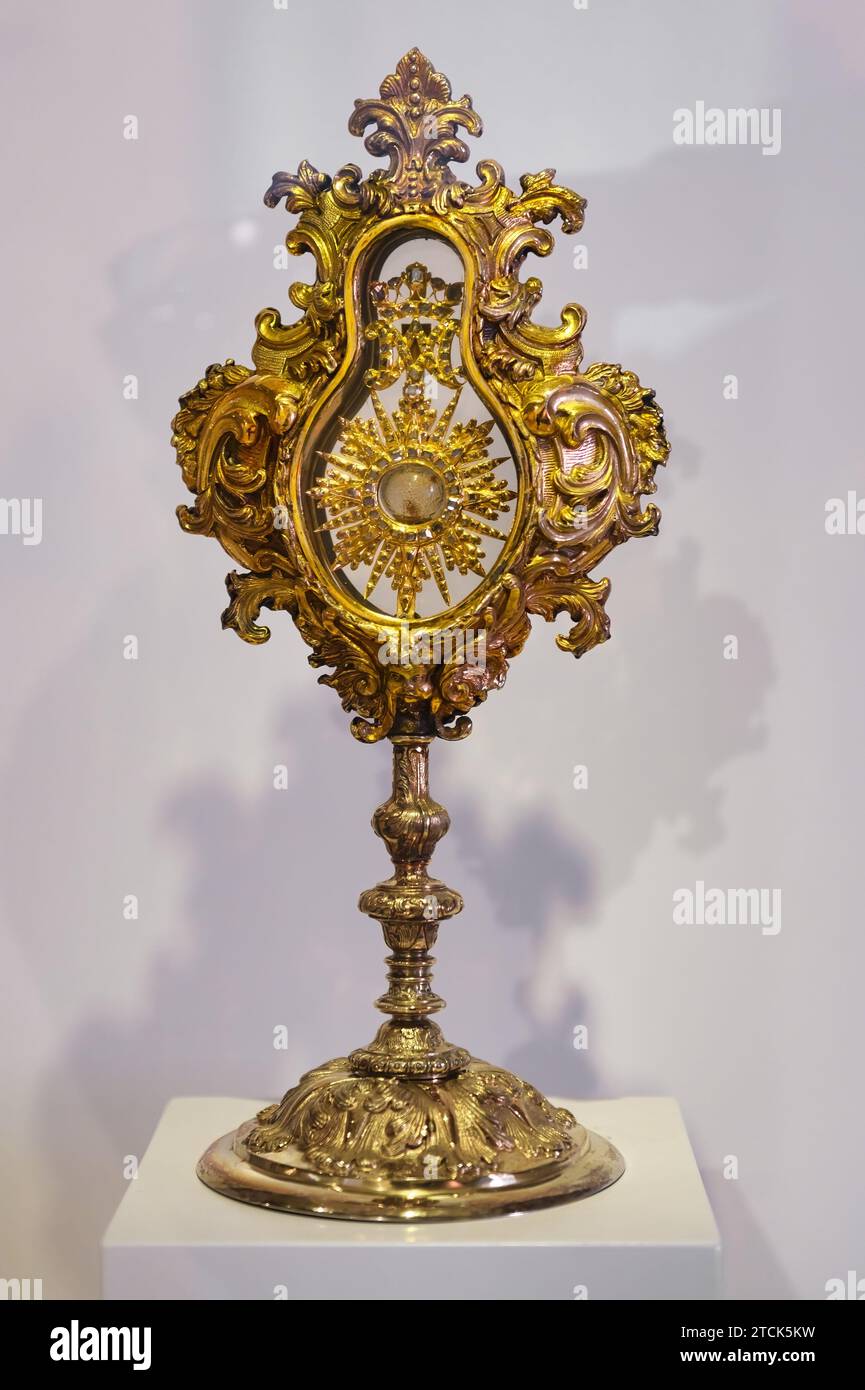 Gold catholic hi-res stock photography and images - Alamy