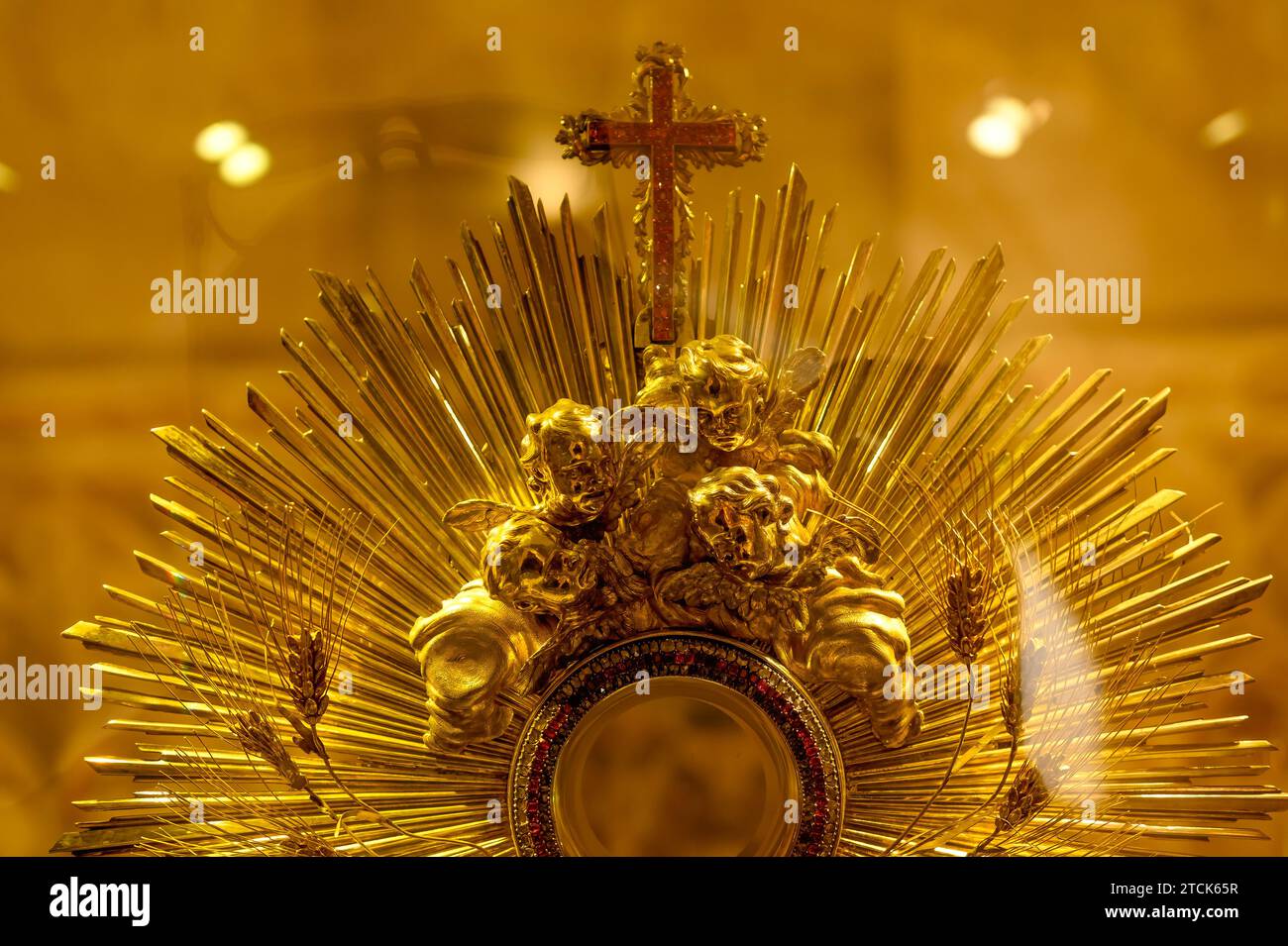 Gold catholic hi-res stock photography and images - Alamy