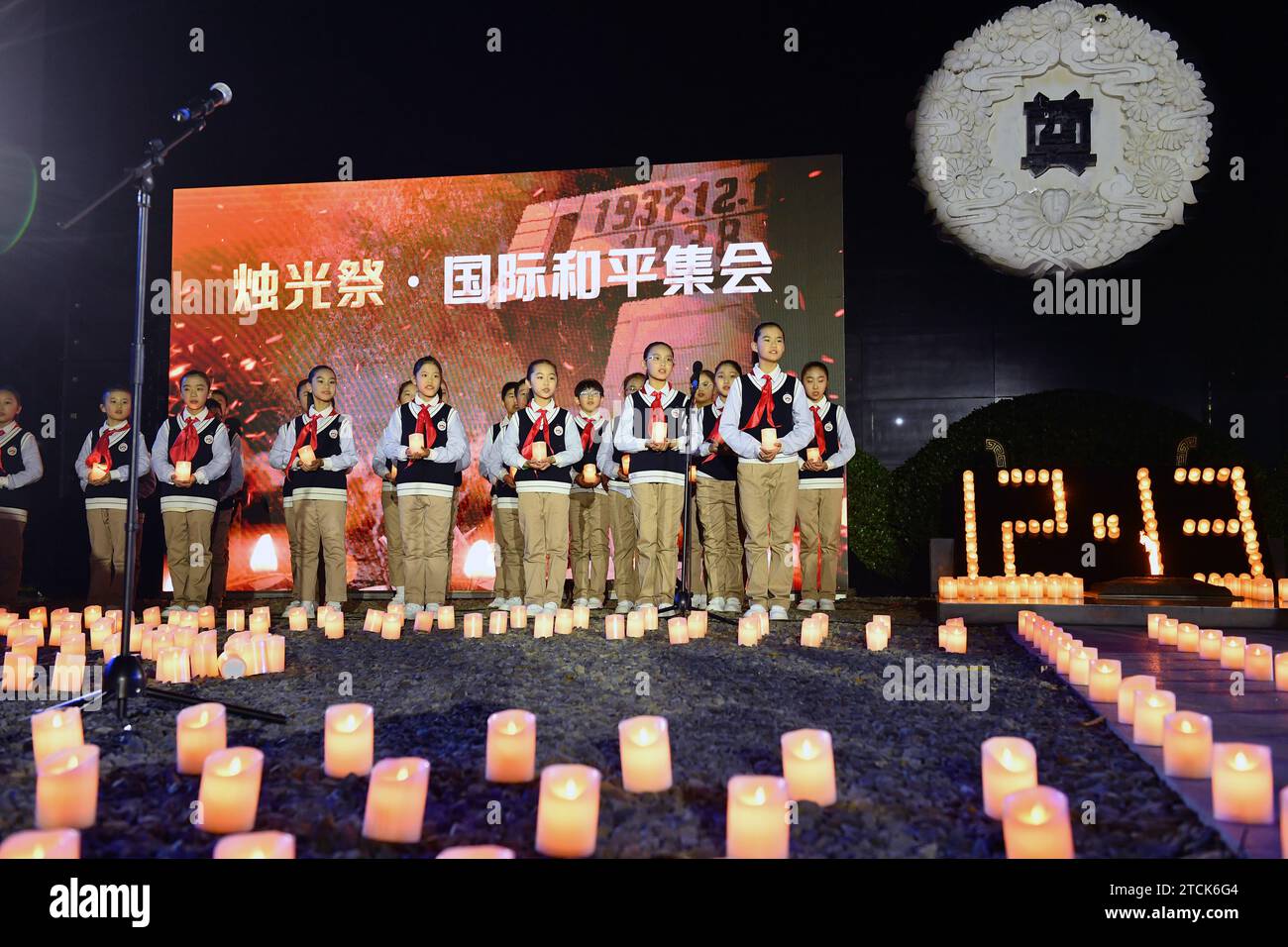 (231213) -- NANJING, Dec. 13, 2023 (Xinhua) -- A student chorus sings ...