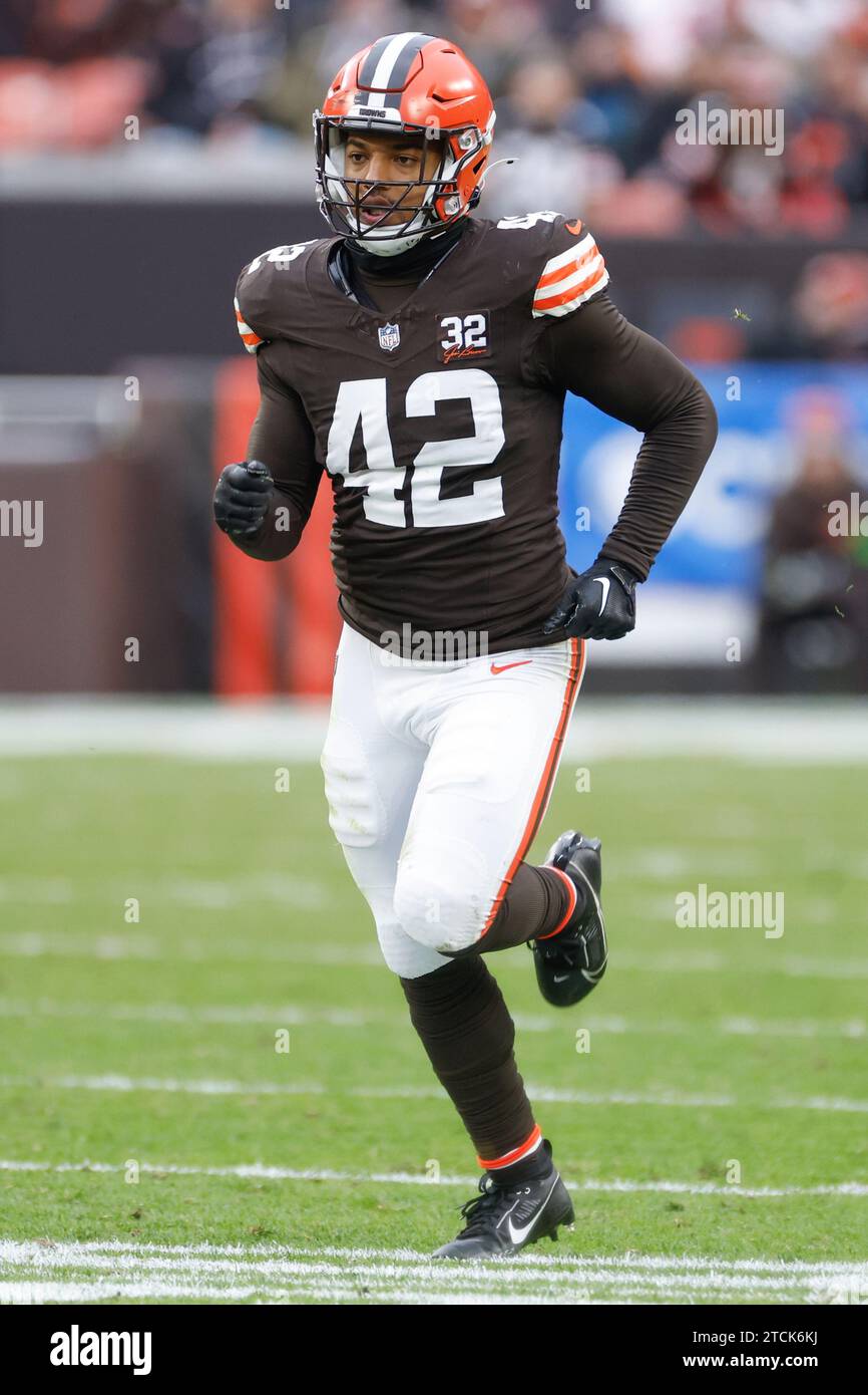 Cleveland Browns linebacker Tony Fields II plays against the ...